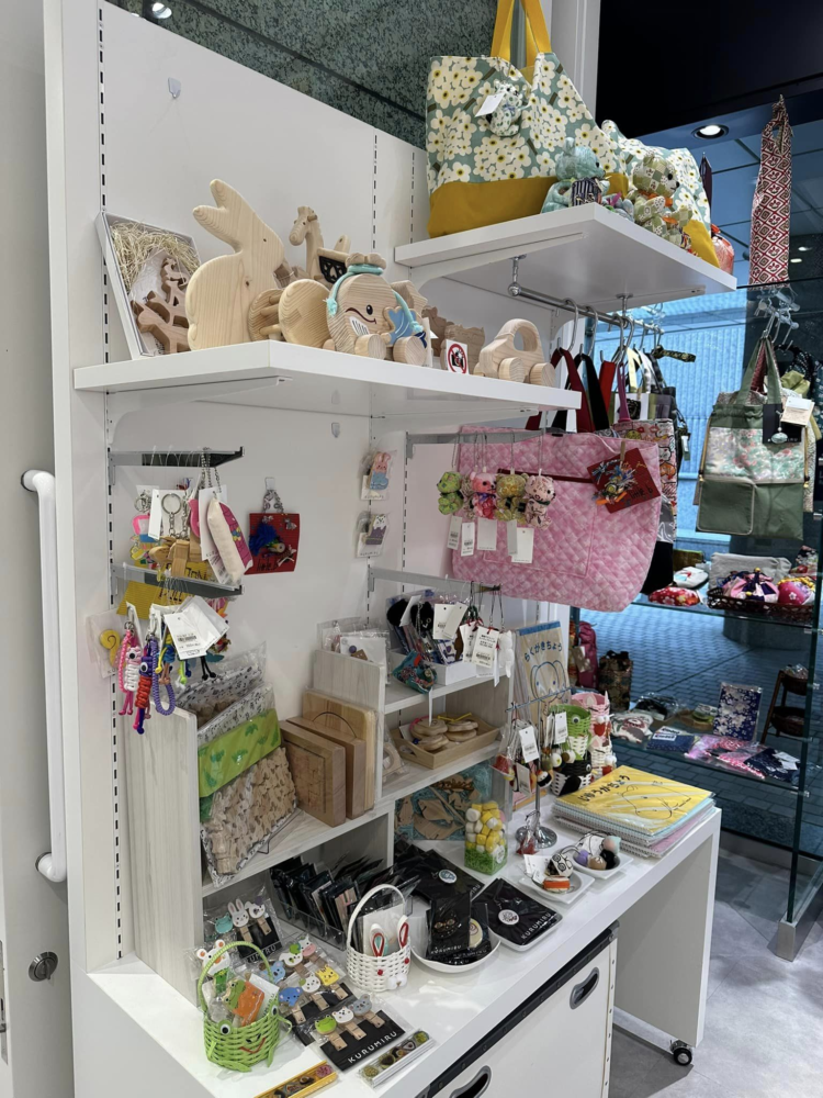 障害のある方がつくる素敵な品物が揃うショップ「KURUMIRU」をご紹介＠東京都庁 | こまざき美紀｜東京都議会議員(北区選出)